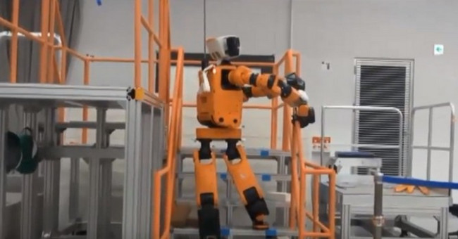 Honda phát triển robot cứu hộ có thể leo thang như người - KhoaHoc.tv