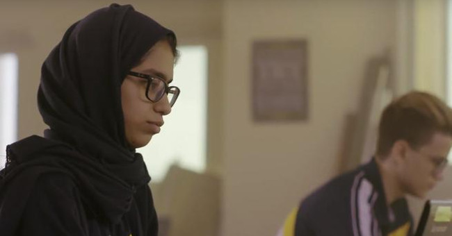 Nữ sinh chế tạo robot đi học thay người - KhoaHoc.tv