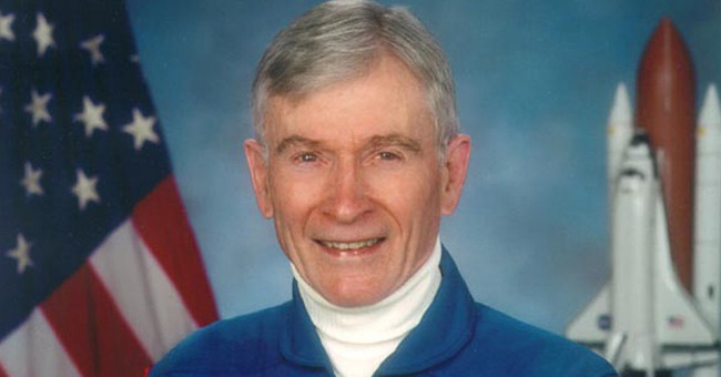 Cựu phi hành gia NASA từng đi bộ trên Mặt trăng qua đời - KhoaHoc.tv