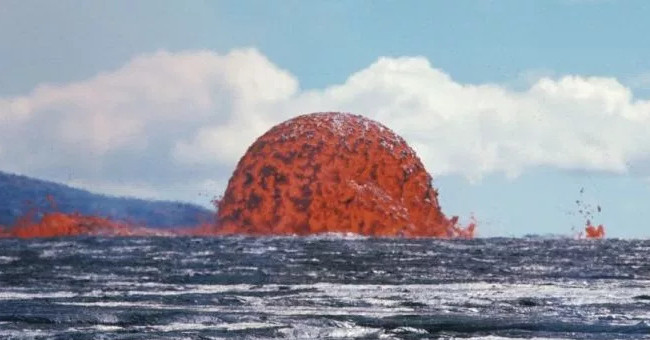 Tháp dung nham cao 20 mét đỏ rực giữa biển khơi - KhoaHoc.tv