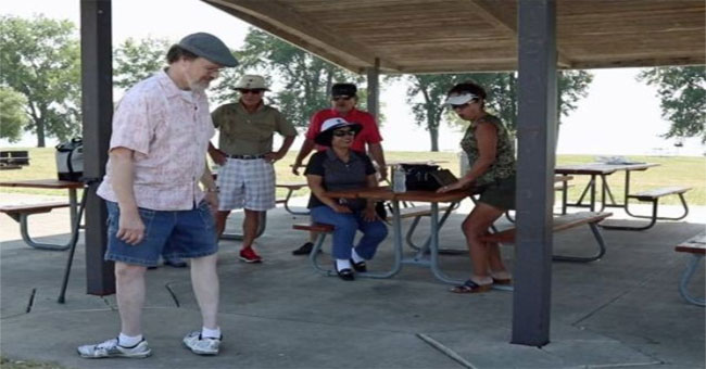 Choáng với người đàn ông bẻ ngoặt chân 180 độ vẫn đi lại được bình ...