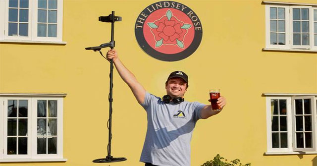 Đem máy dò kim loại đến quán rượu, người đàn ông may mắn tìm được "kho ...