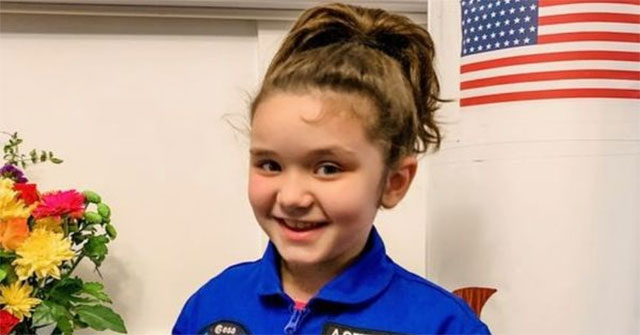 Cô bé mê khoa học được "freeship" vật lưu niệm lên Mặt trăng - KhoaHoc.tv