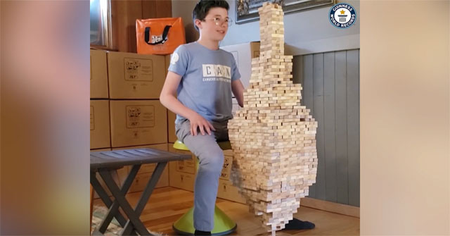 Video: Cậu bé 12 tuổi lập kỷ lục cân bằng 1.400 khối gỗ - KhoaHoc.tv