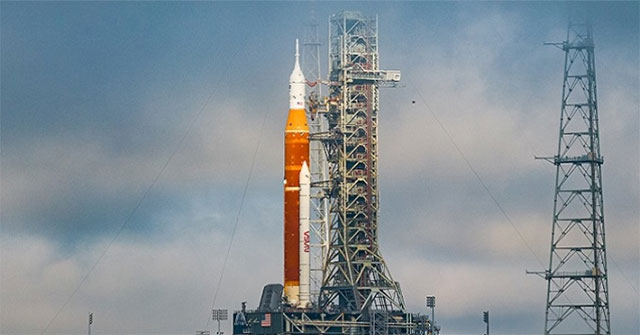 NASA thử nghiệm tên lửa 98m, chuẩn bị cho sứ mệnh đưa người lên Mặt ...