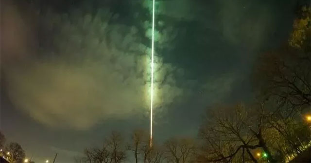 Cầu lửa xanh từ vũ trụ hạ cánh xuống biên giới Mỹ - Canada trong đêm ...