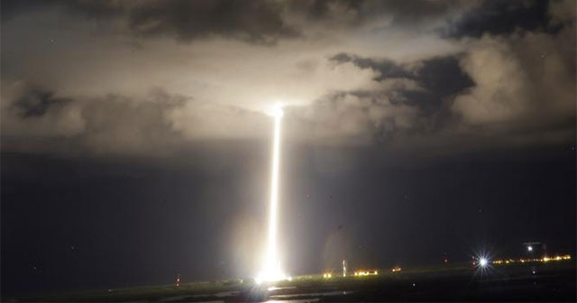 Tàu vũ trụ Lucy ghi lại những hình ảnh đầu tiên về các tiểu hành tinh ...