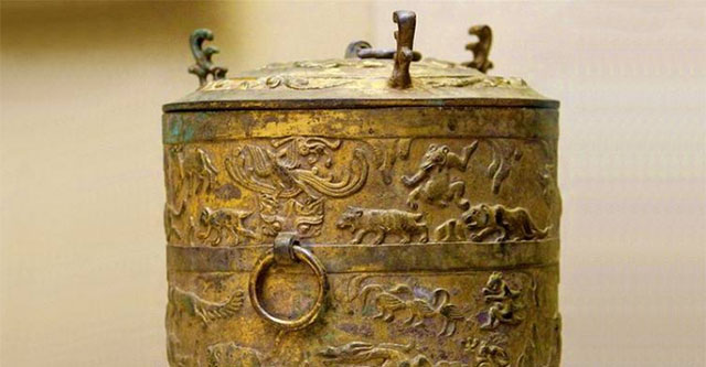 Cậu bé đi mót lúa nhặt được 3 cái nồi kỳ lạ, chuyên gia giật mình khi ...