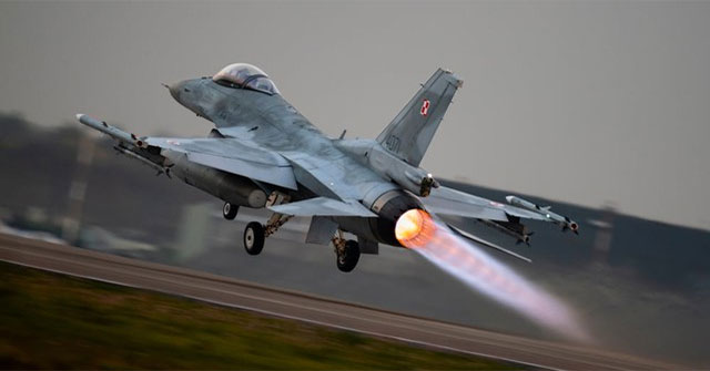 Tại sao đuôi của một số máy bay chiến đấu lại "thở" ra lửa? - KhoaHoc.tv