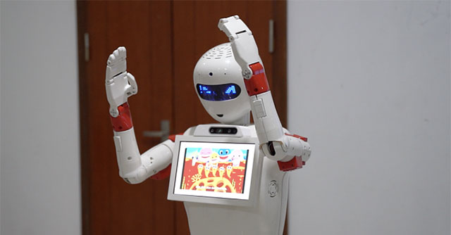 Giảng viên trường quân đội chế tạo robot biết múa hát, dạy tiếng Anh ...