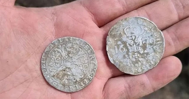 Khai quật được đồng xu 300 năm tuổi được cất giấu bởi kẻ lừa đảo người ...
