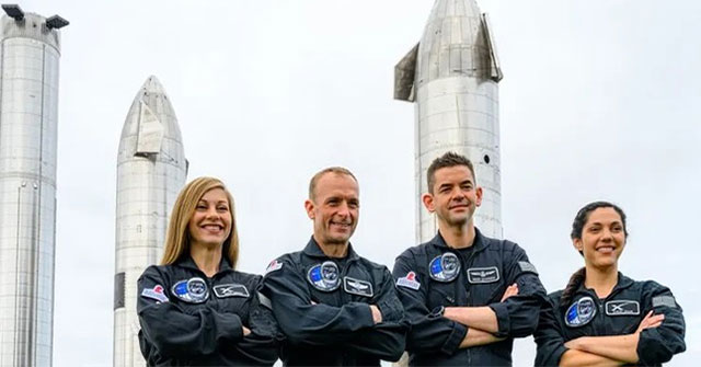 Chuyến đi bộ ngoài không gian đầu tiên của SpaceX - KhoaHoc.tv