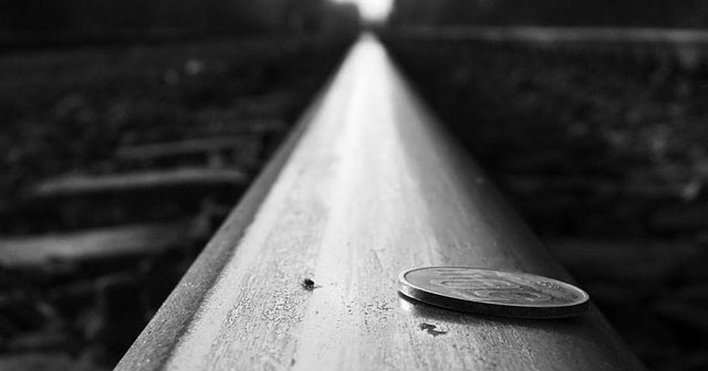 Đặt đồng xu đặt trên đường ray có thể gây nên thảm họa làm đoàn tàu hỏa ...